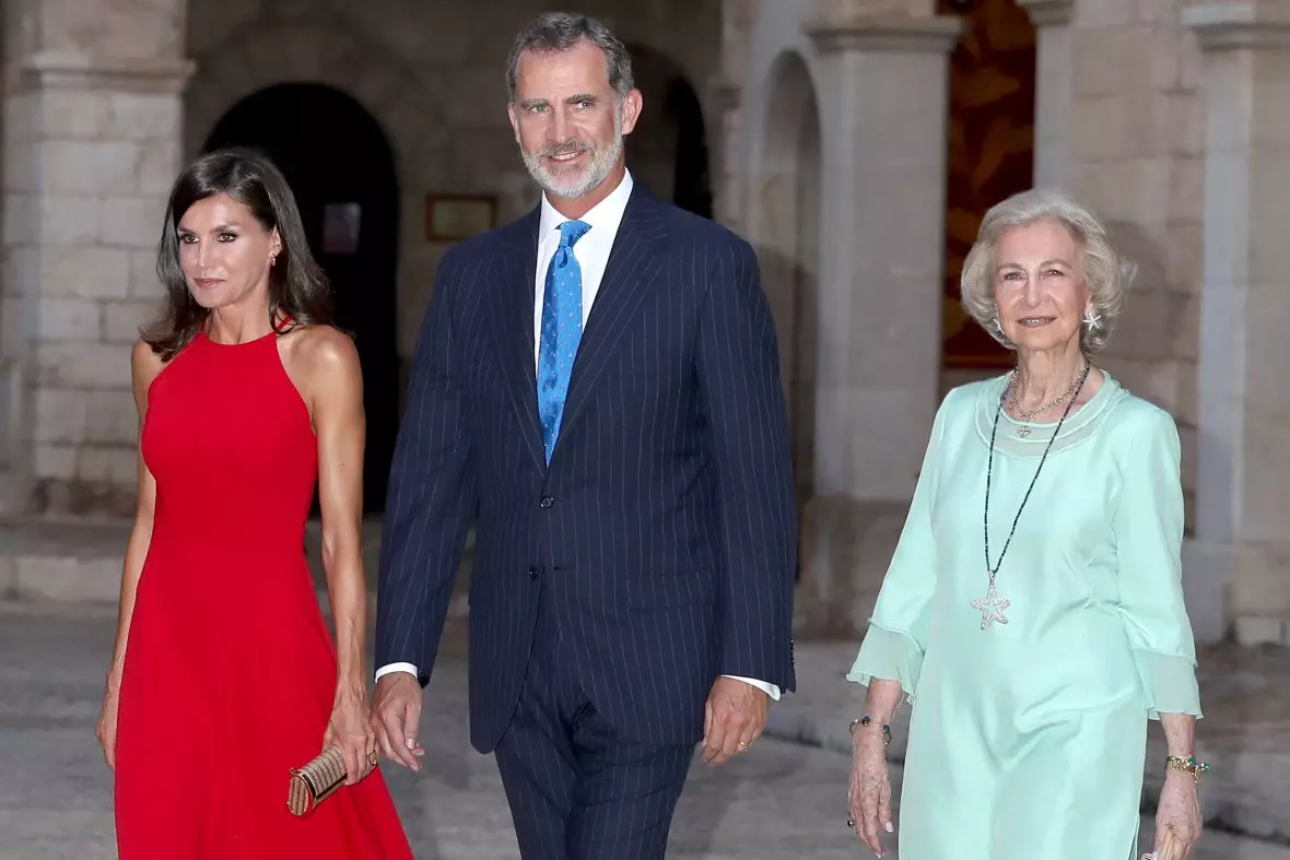 Kralj Felipe in kraljica Letizia v spremstvu kraljice Sofije na uradnem sprejemu v palači Almudaina.