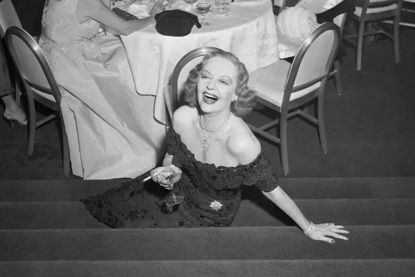 Tallulah Bankhead em uma festa em Nova York em 1954.