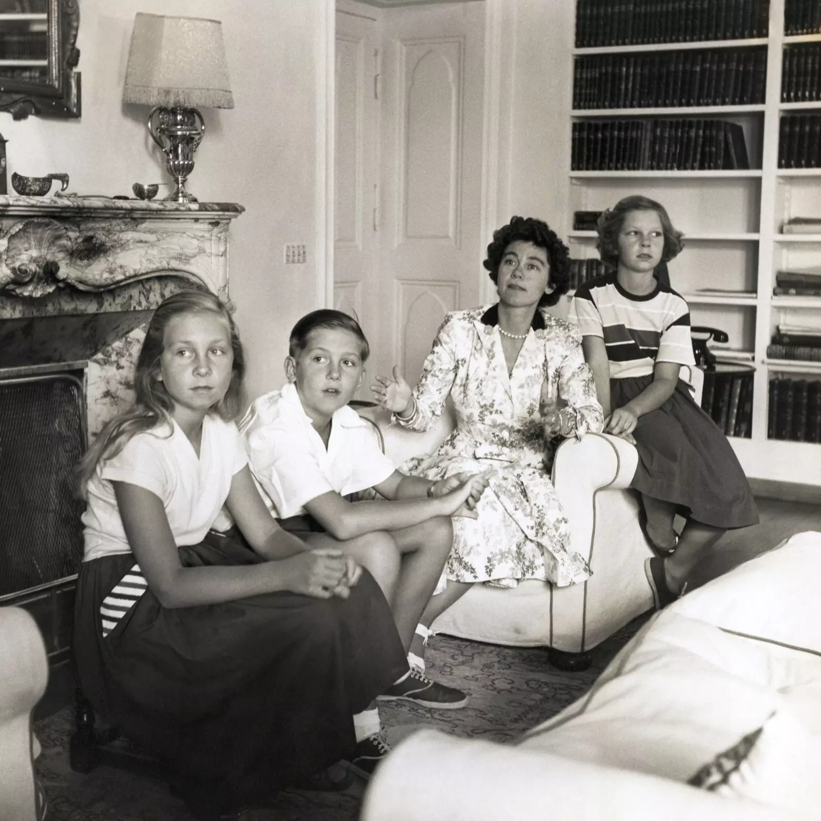 క్వీన్ సోఫియా 1954లో ఆమె తల్లి ఫెడెరికా ఆఫ్ గ్రీస్ మరియు ఆమె తోబుట్టువులు ఐరీన్ మరియు కాన్స్టాంటినోతో కలిసి
