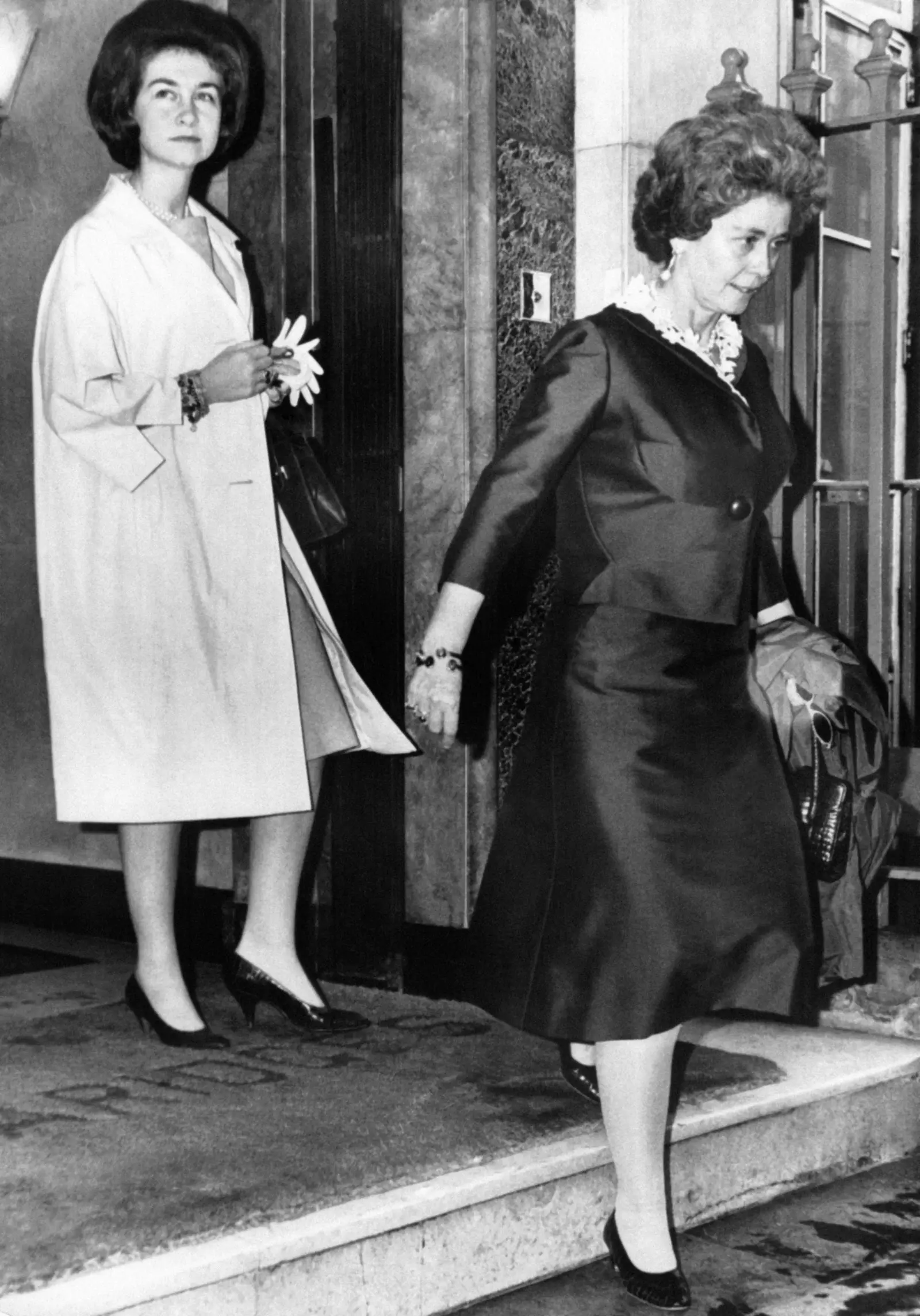 డోనా సోఫియా మరియు ఆమె తల్లి క్వీన్ ఫెడెరికా ఏప్రిల్ 1963లో క్లారిడ్జ్ హోటల్ నుండి బయలుదేరారు