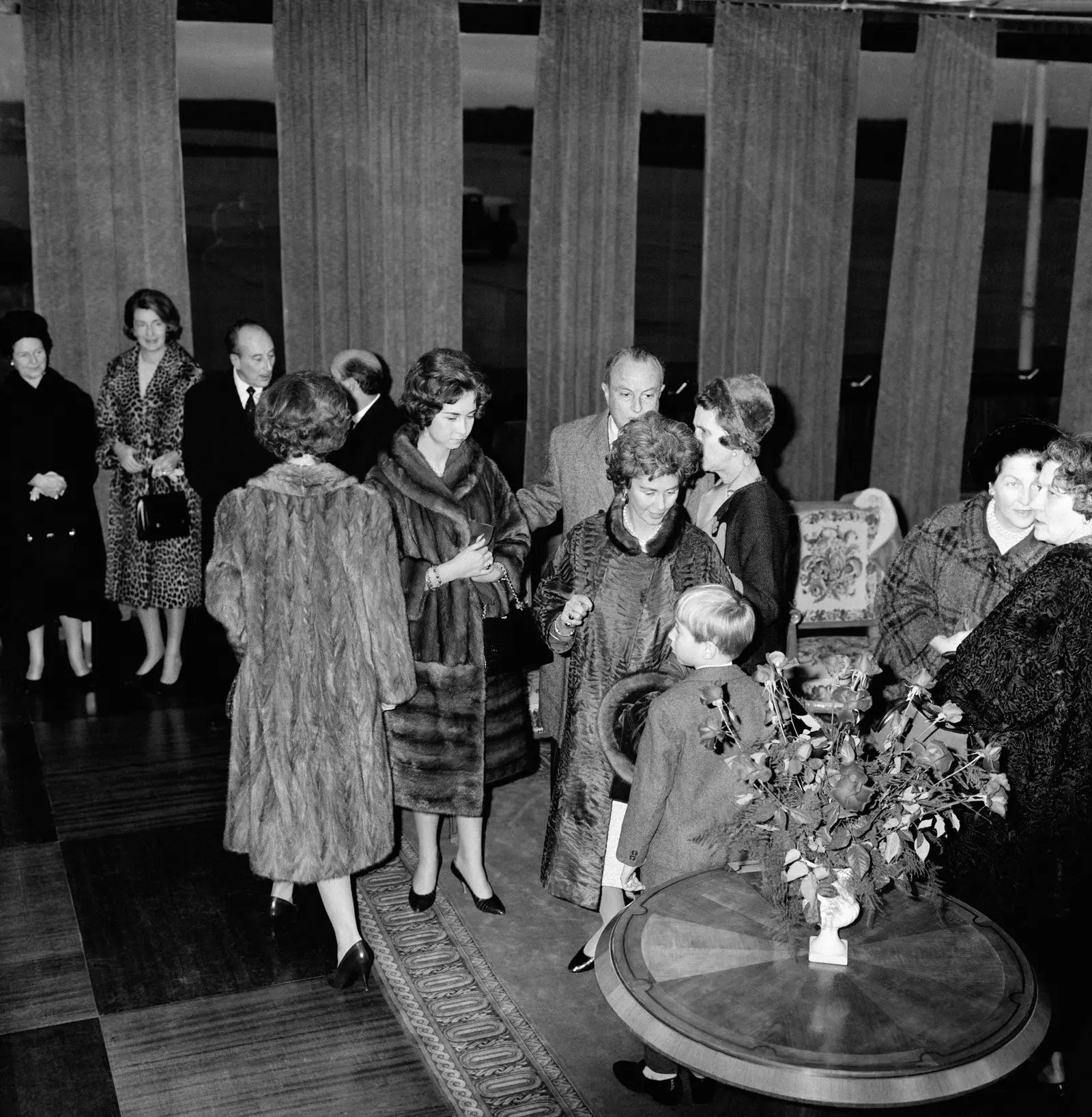 Prinsesse Irene en Sofia van Griekeland saam met hul ma, koningin Federica, by aankoms by die Jean Dessès-parade.