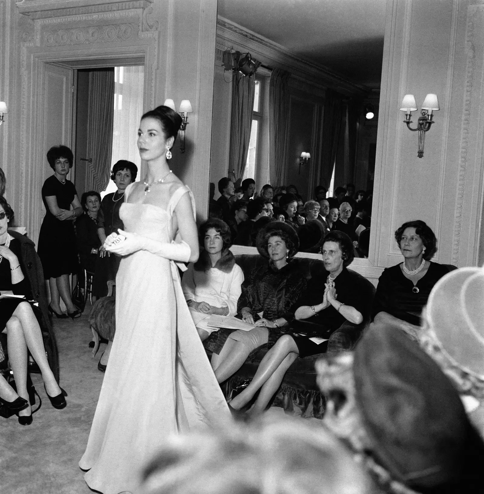 Malkia Sofia na Malkia Federica wakiwa katika safu ya mbele ya onyesho la Haute Couture la Jean Dessès SpringSummer 1962.