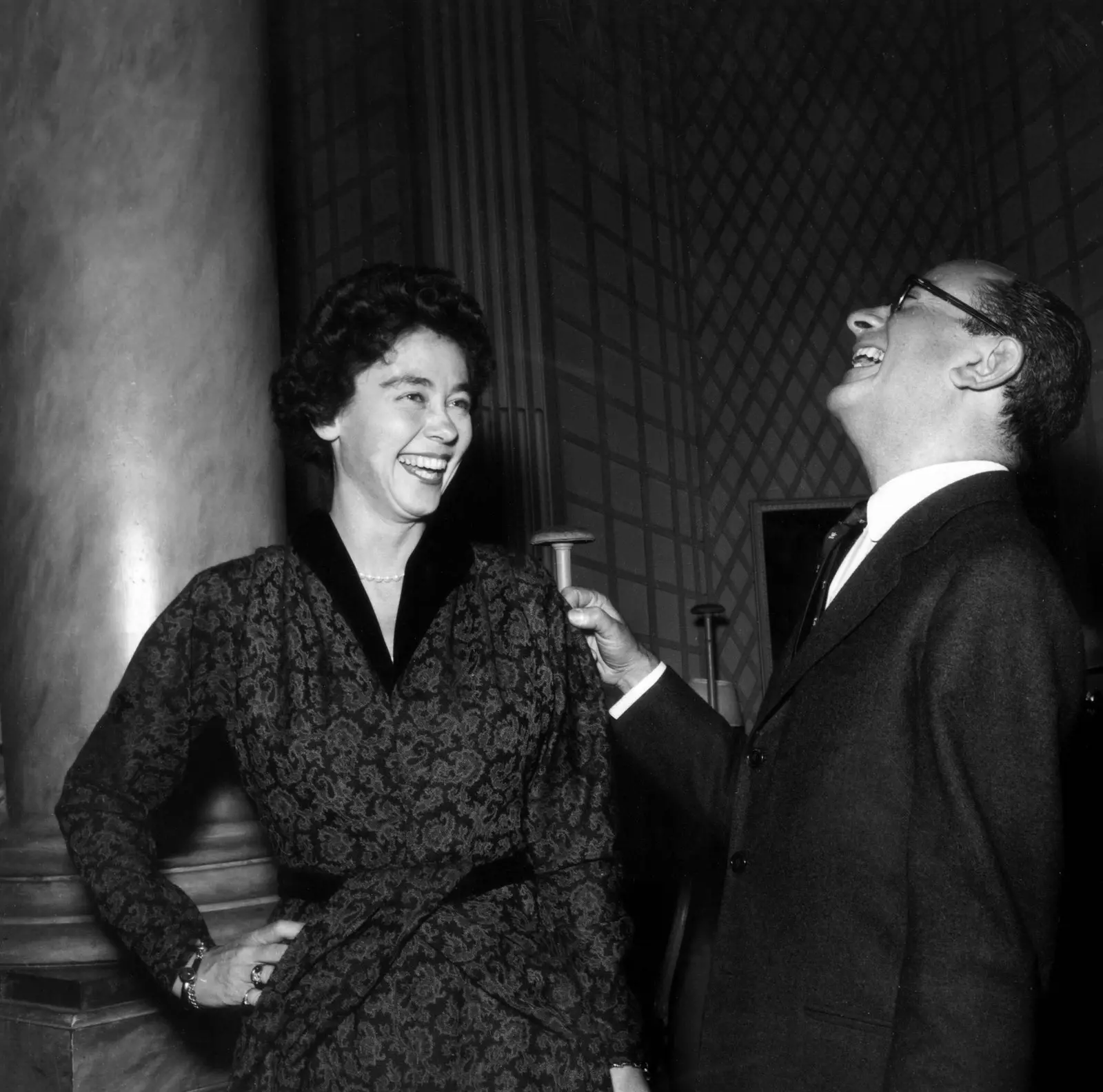 Koningin Federica en die couturier Jean Dessès, baie medepligtig ná ’n modevertoning in 1953.