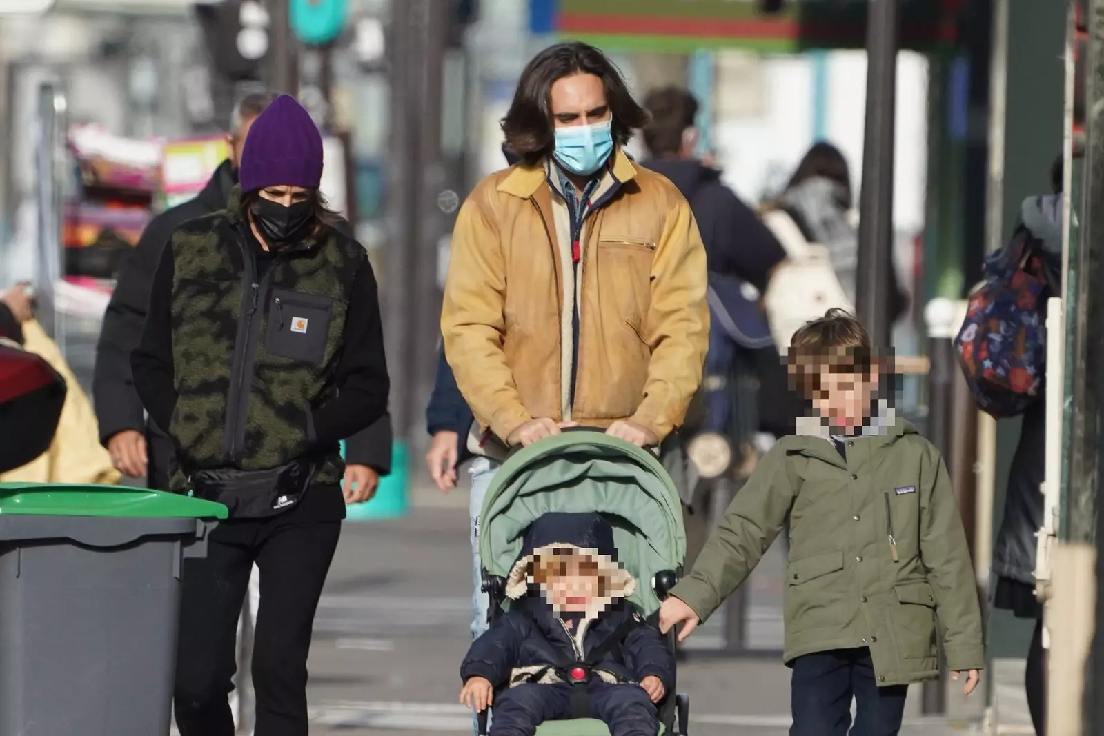 Carlota Casiraghi og Dimitri Rassam med lille Raphäel og Balthazar.