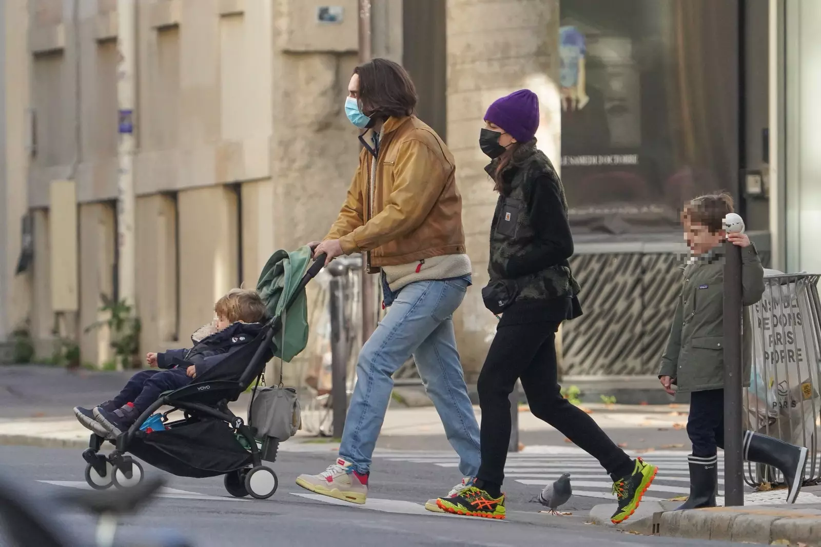 Carlota Casiraghi's 'kutarisa' kuenda kupaki nevana vake, camouflage vest, ngowani yewool, fanny pack uye sneakers...