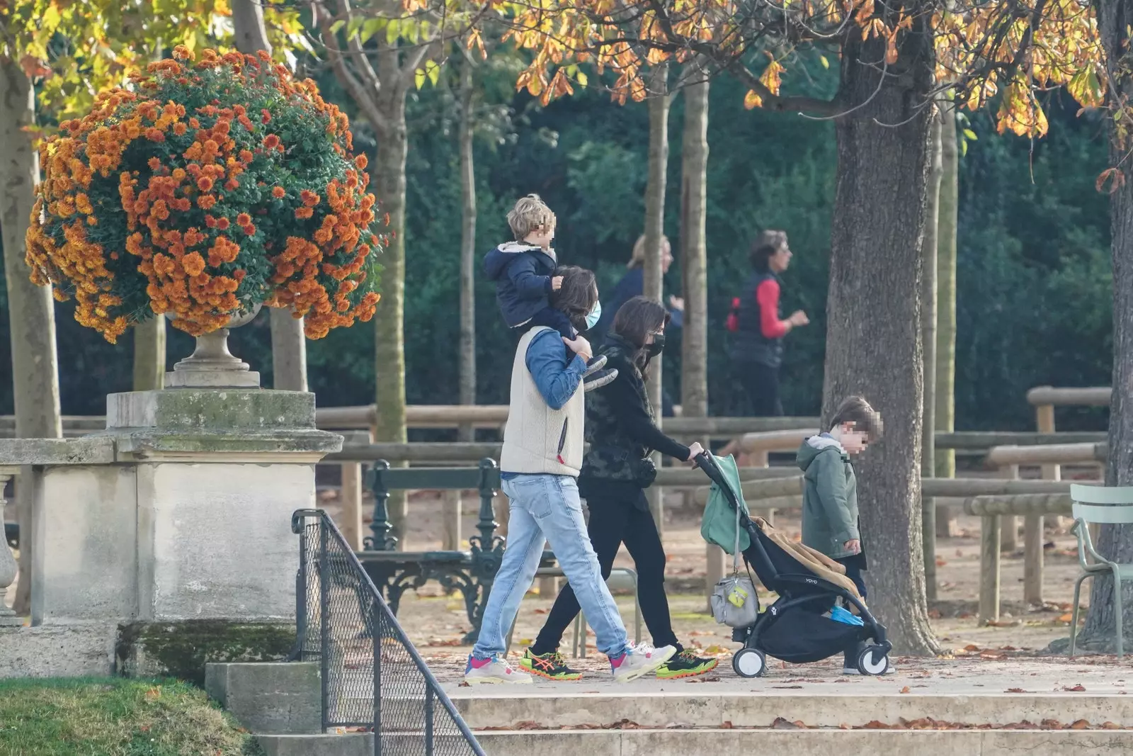 De 'look' fan Carlota Casiraghi om mei har bern nei it park te gean, camouflagevest, wollen hoed, fannypack en sneakers ...