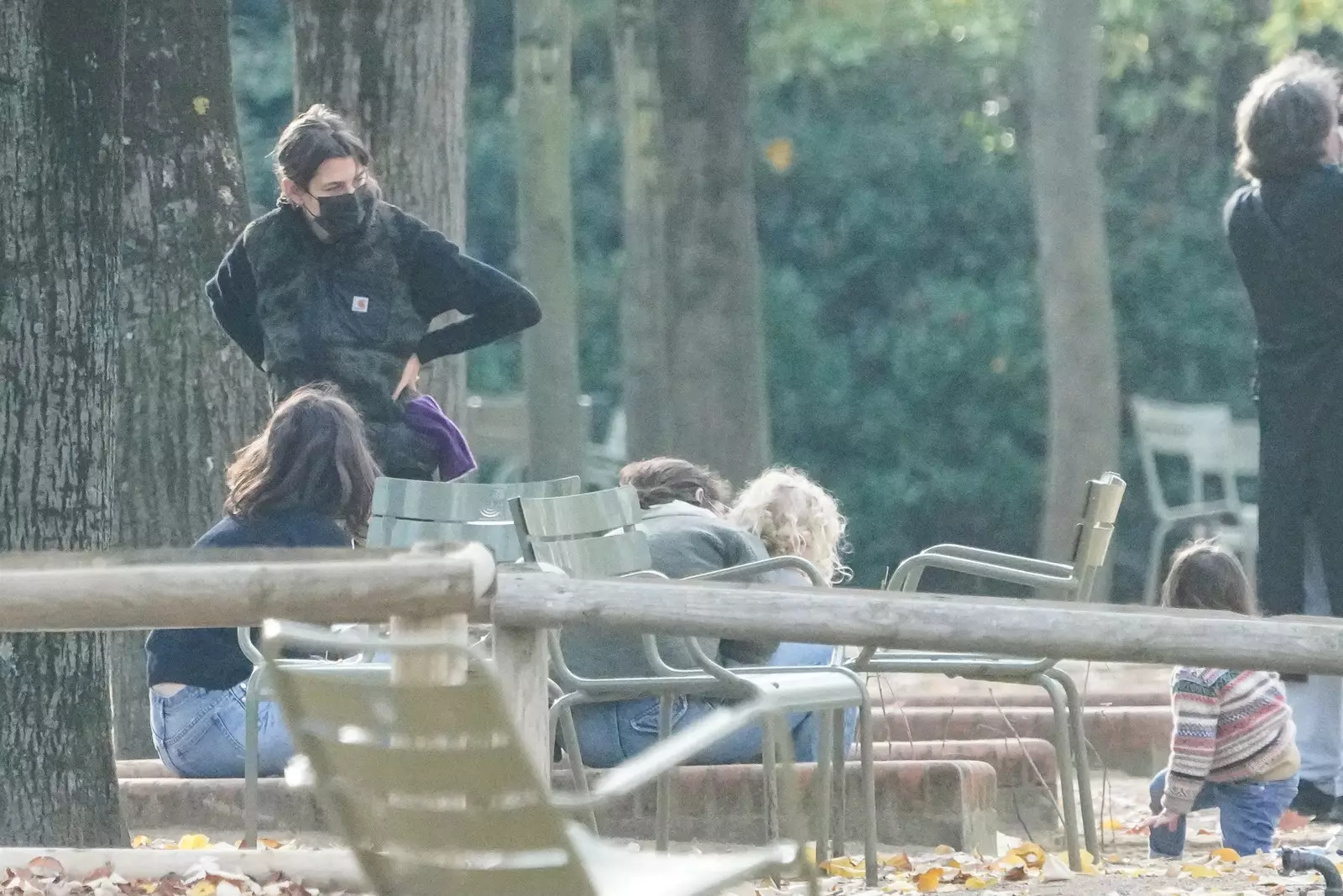 De 'look' fan Carlota Casiraghi om mei har bern nei it park te gean, camouflagevest, wollen hoed, fannypack en sneakers ...