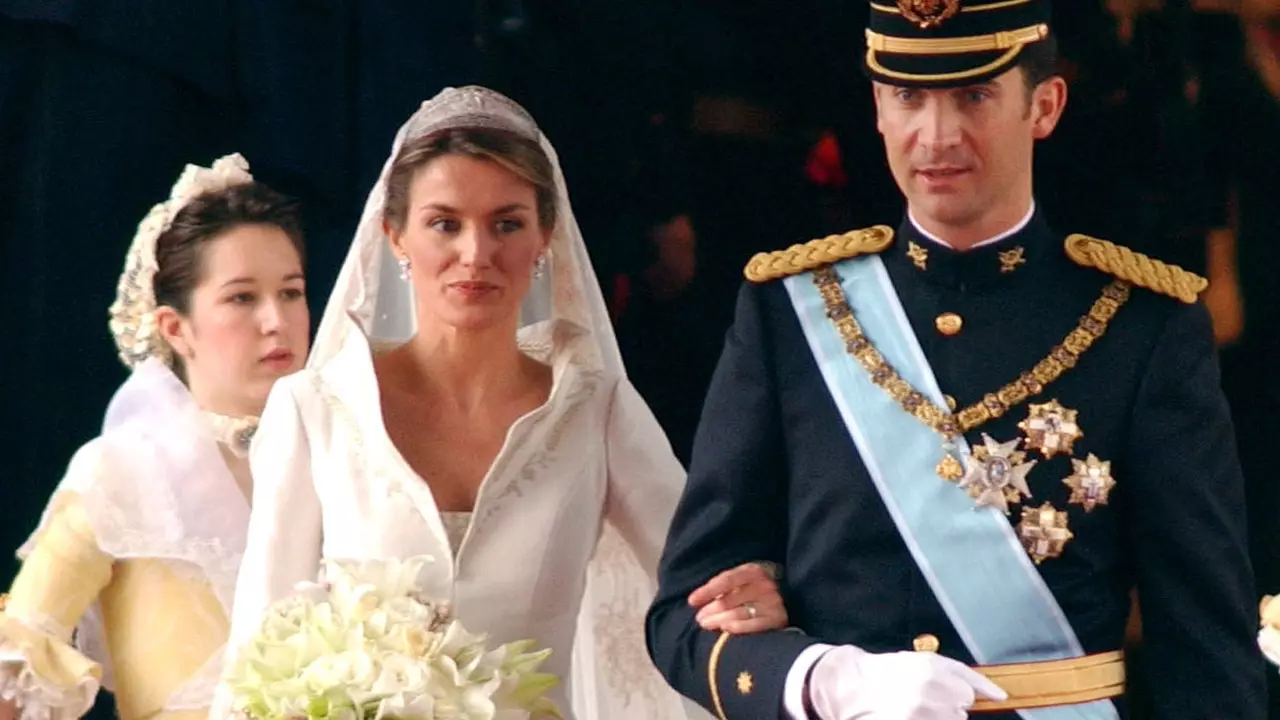 Ho tloha molaleng ho ea ho matsoho, ho tloha Kate Middleton ho ea Sassa de Osma: kamoo moaparo oa Letizia o ileng oa susumetsa feshene ea monyaluoa kateng