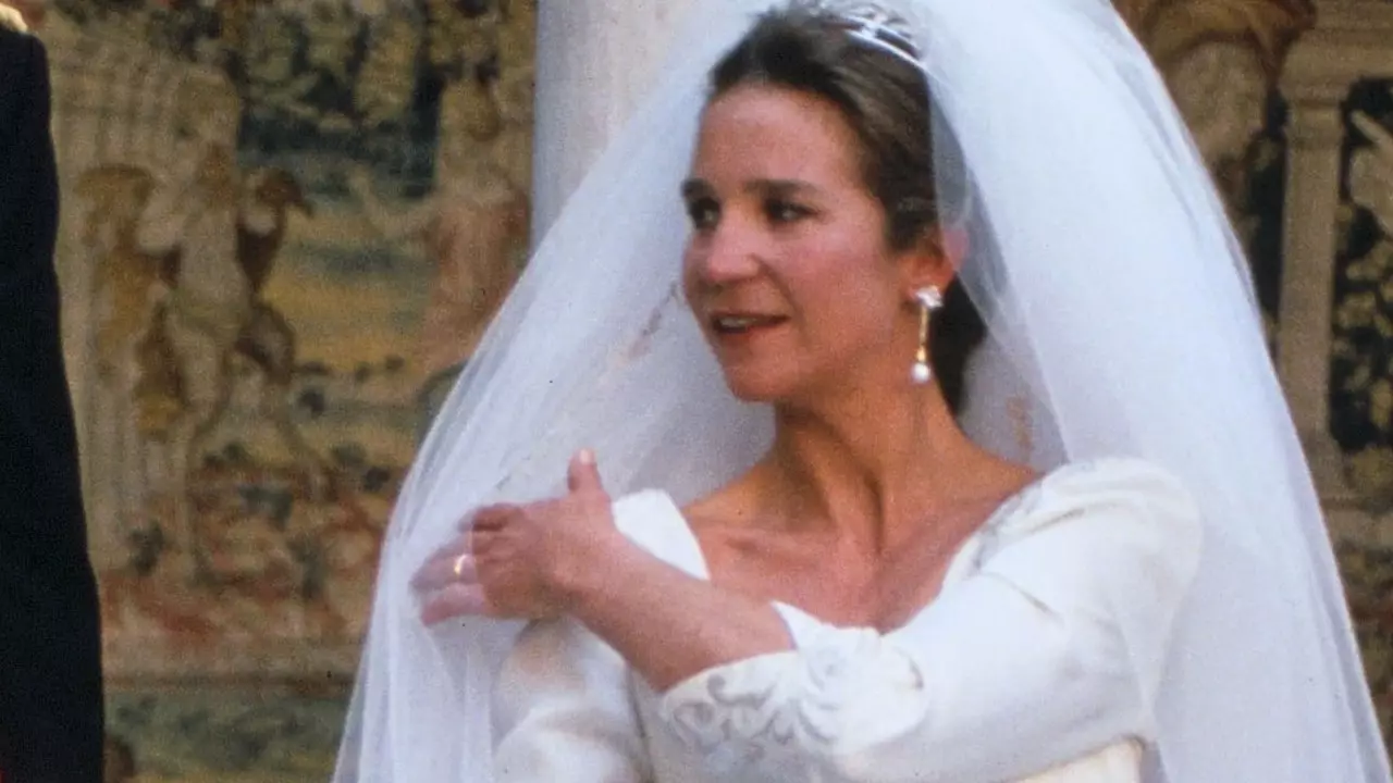 L'auteur de la robe de mariée de l'infante Elena reproche à Letizia de porter des créateurs étrangers