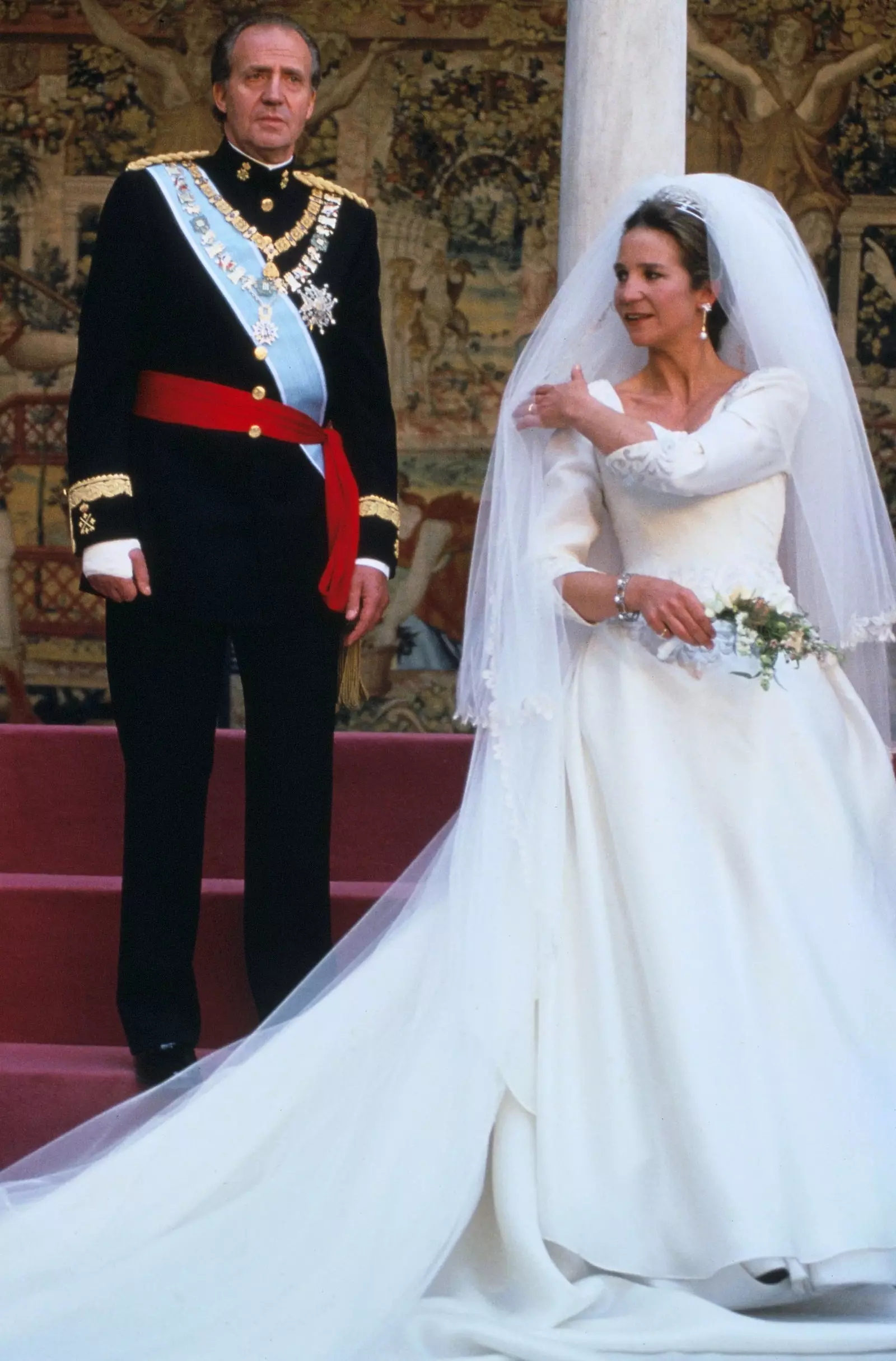 A Infanta Elena con Juan Carlos I o día da súa voda na Catedral de Sevilla